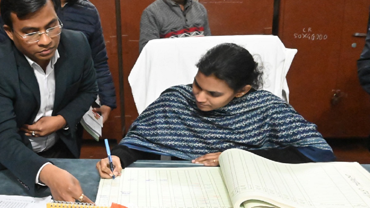 Banda: नवागत DM जे. रीभा ने चार्ज संभाला, ये बताईं प्राथमिकताएं ...