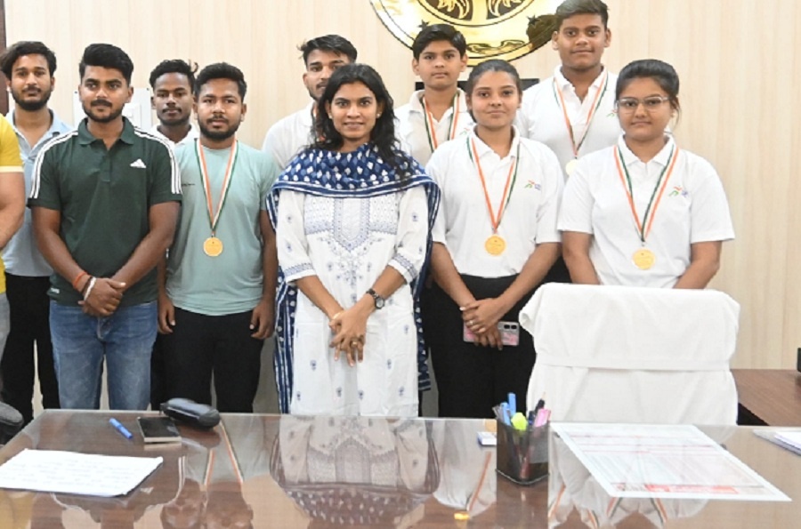 DM जे.रीभा ने शूटिंग चैम्पियनशिप वाले खिलाड़ियों को किया सम्मानित ...